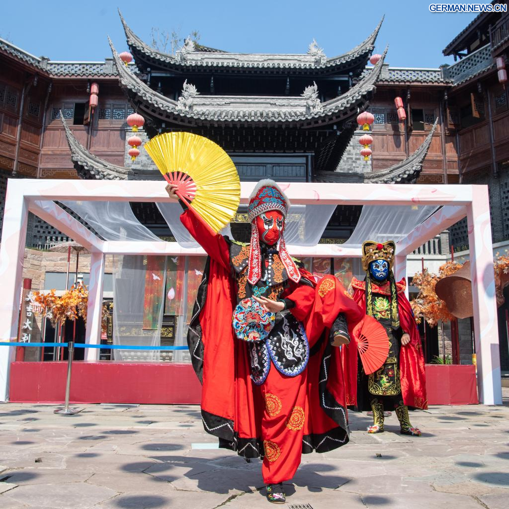 Traditionelle chinesische kulturelle Aktivitäten ziehen Touristen ...