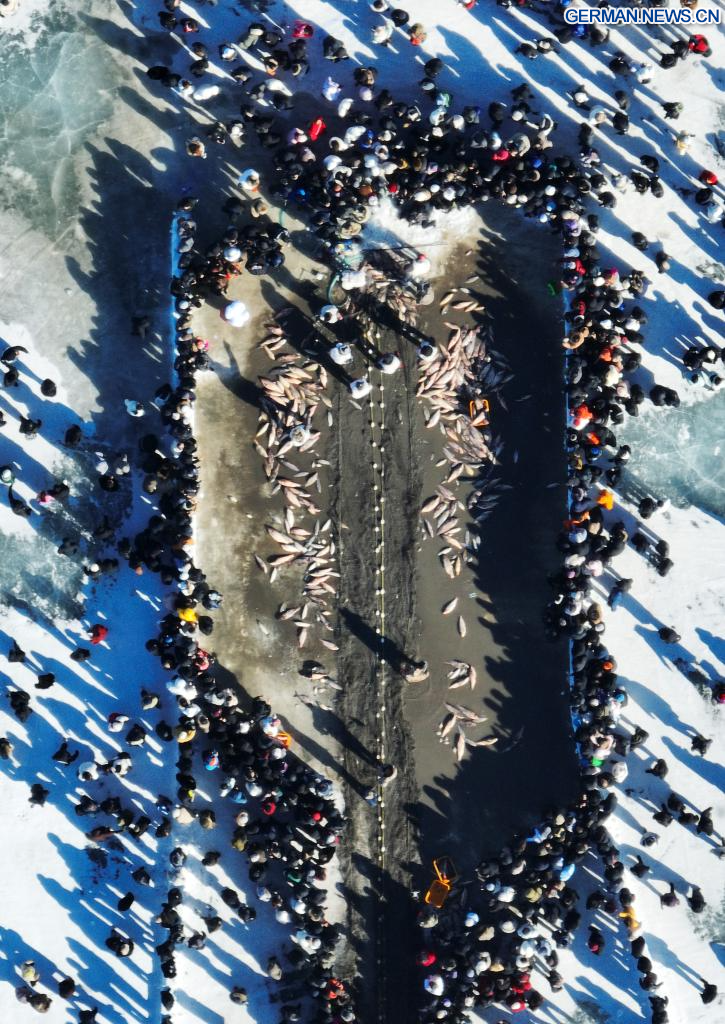 Winterangelveranstaltung beginnt am Wolong-See im chinesischen Shenyang ...