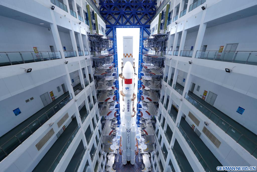 Chinas Weltraumfrachter „Tianzhou-10“ zum Startplatz transportiert ...