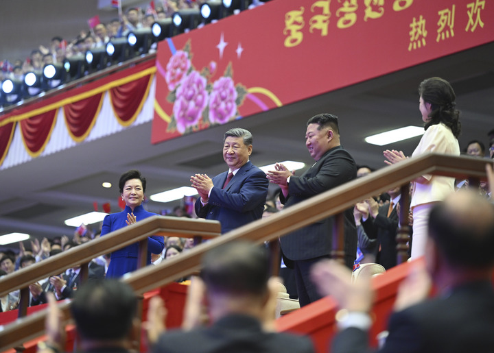 Xi Jinping und Peng Liyuan verfolgen künstlerische Darbietung in ...